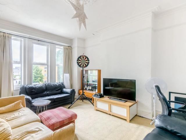 Apartment at Weir Road, Greater London