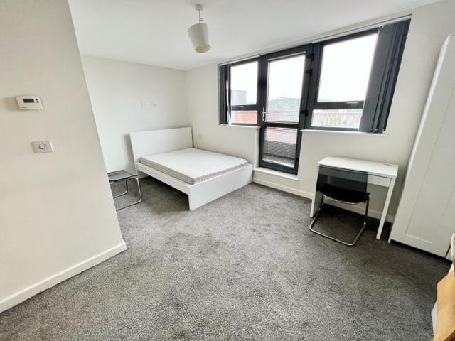 Apartment at Well Meadow Drive, Sheffield