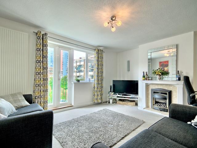 Apartment at Wellesley Terrace, Greater London
