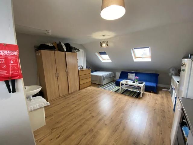 Room at Wellington Road, Greater London