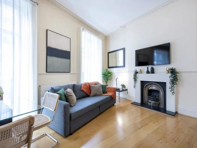 Apartment at Wellington Street, City of Westminster