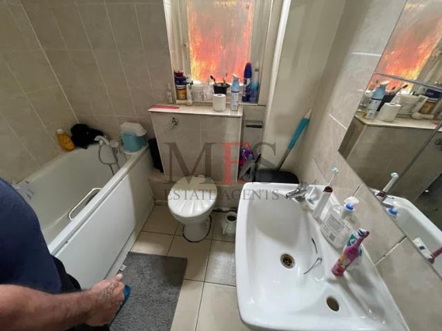 Apartment at Wentworth Road, Greater London