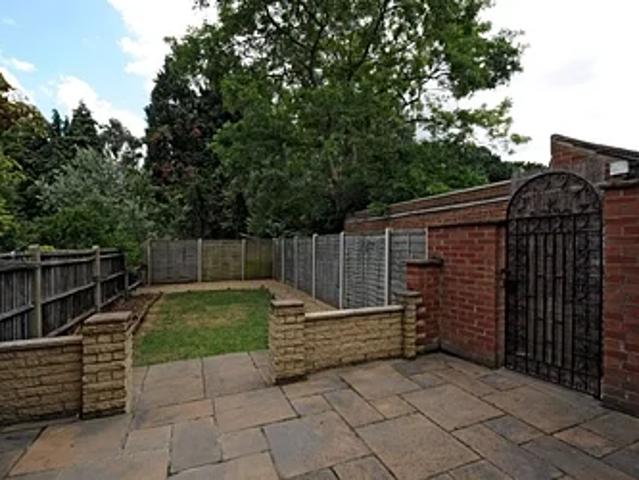 Apartment at West Barnes Lane, Greater London