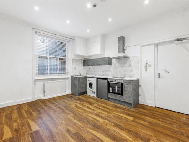Apartment at West Cromwell Road, Greater London