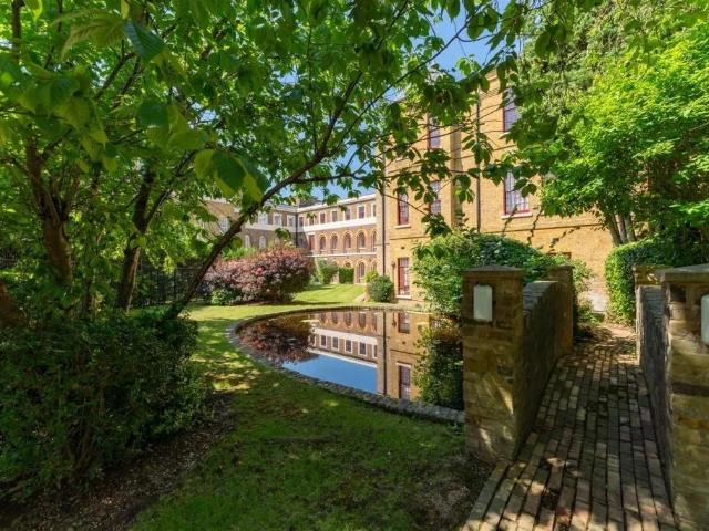 Apartment at West Park Road, Greater London