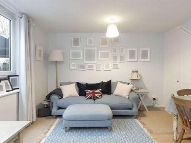Apartment at Westbridge Road, Greater London