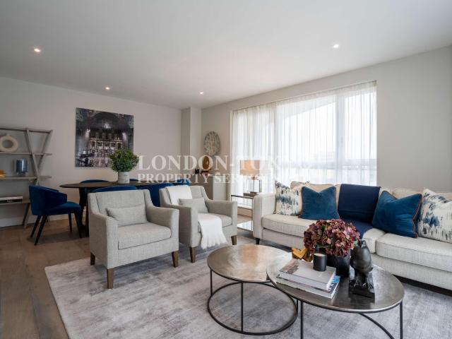 Apartment at Westferry Circus, Greater London