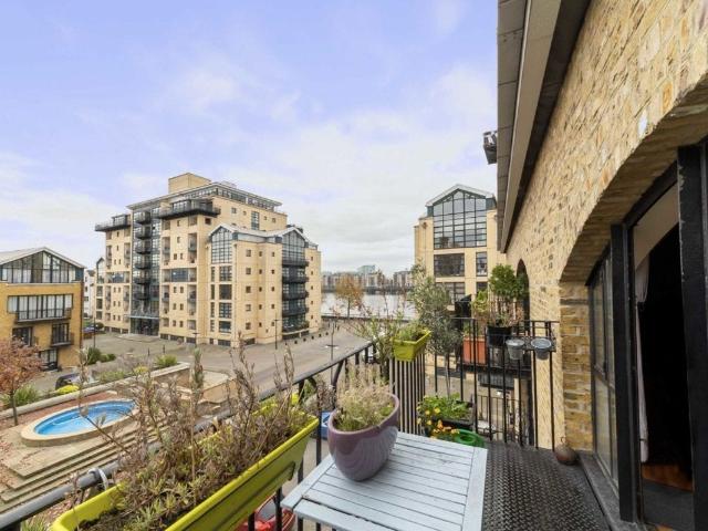 Apartment at Westferry Circus, Greater London
