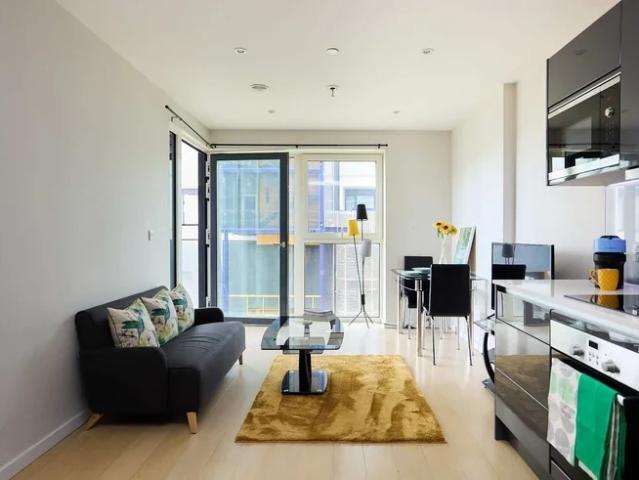 Apartment at Westfield Avenue, Greater London