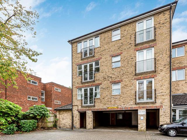 Apartment at Westhorne Avenue, Greater London