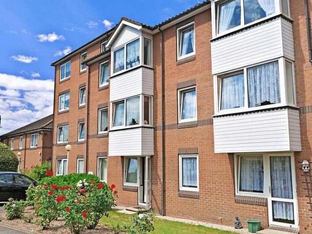 Apartment at Westland Avenue, Greater London