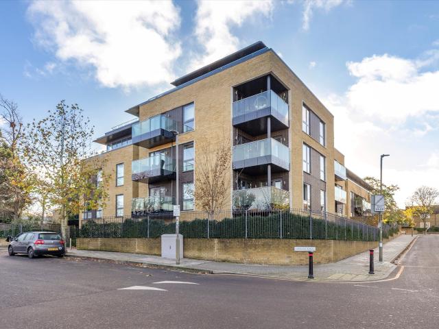 Apartment at Westleigh Avenue, Greater London