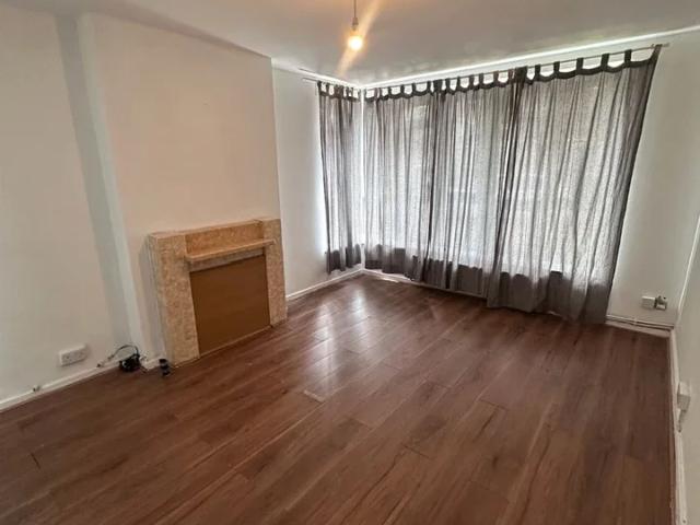 Apartment at Westrow Drive, Greater London