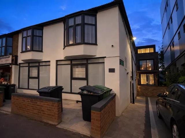 Apartment at Whytecliffe Road South, Greater London