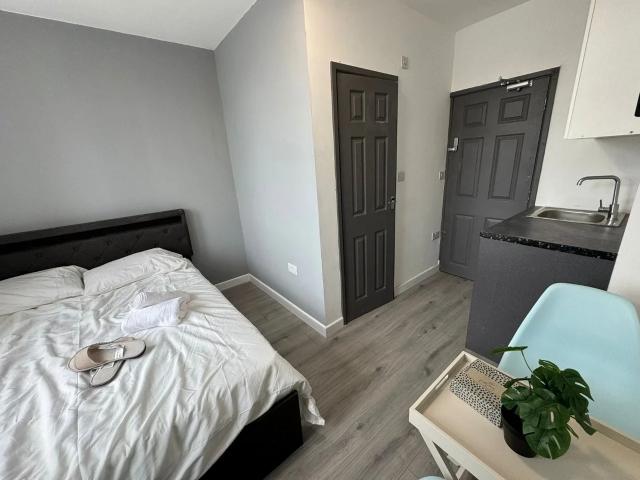 Apartment at Whitchurch Lane, Greater London