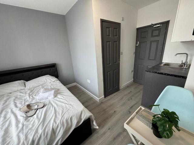 Apartment at Whitchurch Lane, Greater London