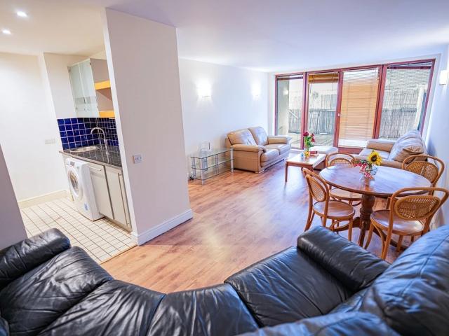 Apartment at White Church Lane, Greater London
