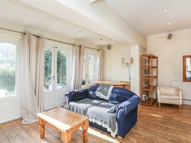 Apartment at Whitehall Gardens, Greater London