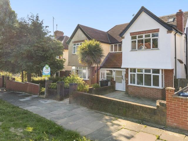 Apartment at Whitton Avenue West, Greater London