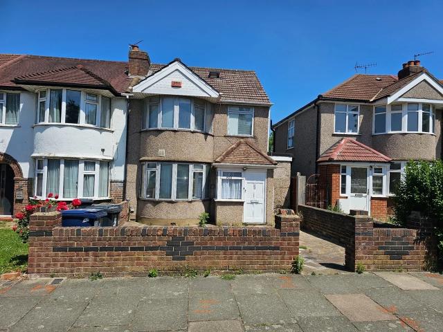 Apartment at Whitton Avenue West, Greater London