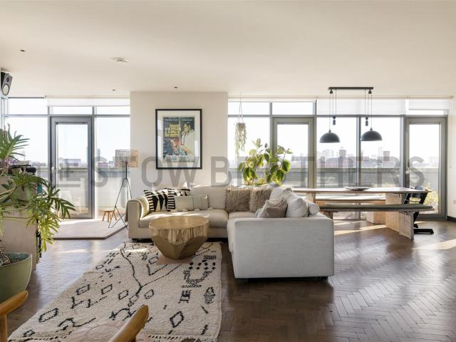 Apartment at Wick Lane, Greater London