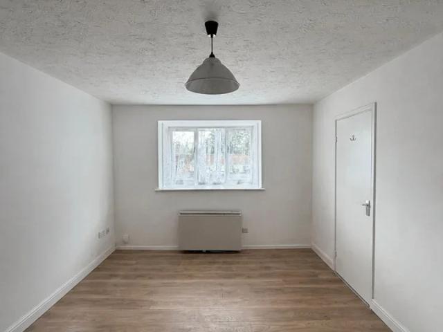 Apartment at Willenhall Drive, Greater London