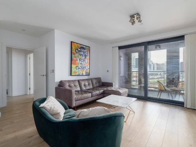 Apartment at Williamsburg Plaza, Greater London