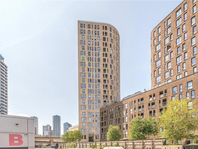 Apartment at Williamsburg Plaza, Greater London
