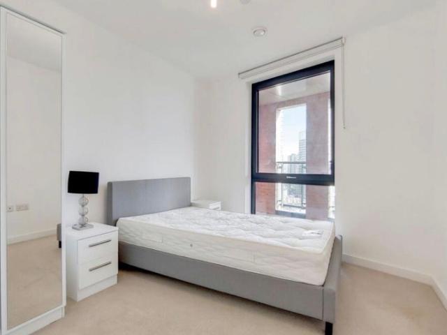Apartment at Williamsburg Plaza, Greater London