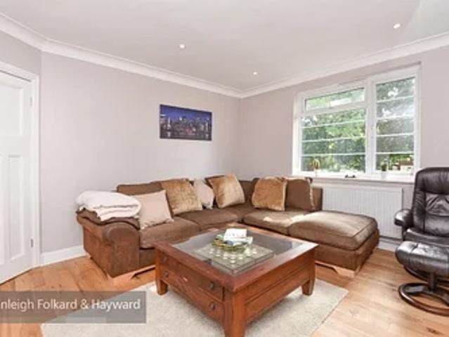 Apartment at Winchmore Hill Road, Greater London