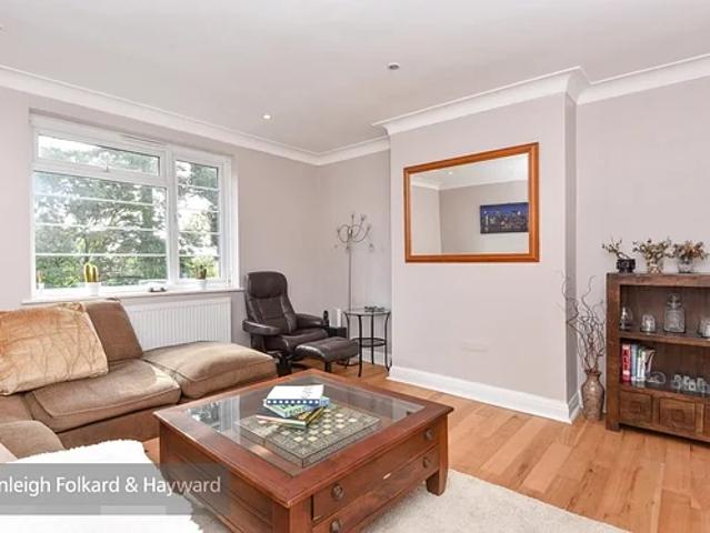 Apartment at Winchmore Hill Road, Greater London