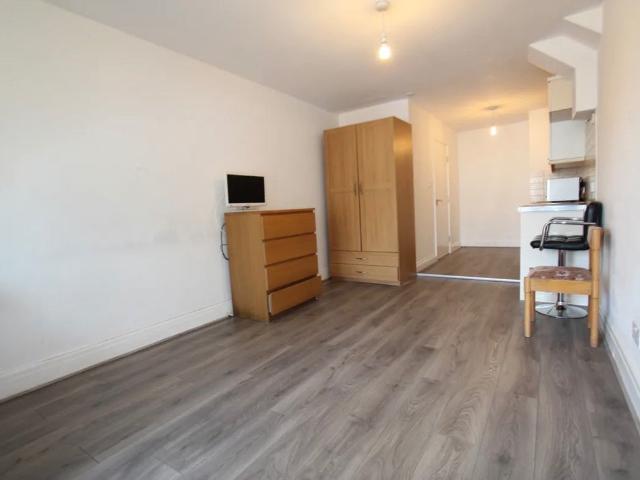 Apartment at Winchmore Hill Road, Greater London