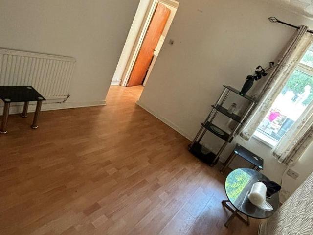 Apartment at Wyndham Street, Troed y rhiw