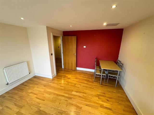 Apartment at Wynne Road, Greater London