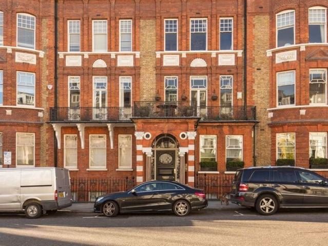 Apartment at Wynnstay Gardens, Greater London