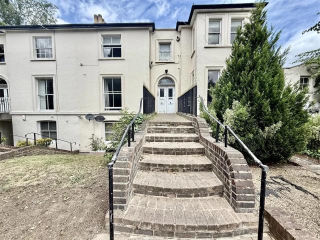 Apartment at Torrington Park, Greater London