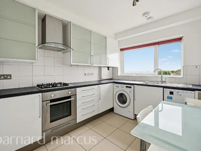Apartment at Torrington Park, Greater London