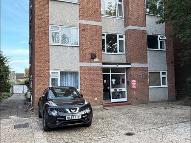 Apartment at Torrington Park, Greater London