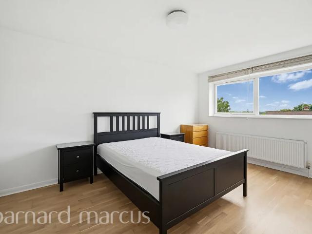 Apartment at Torrington Park, Greater London