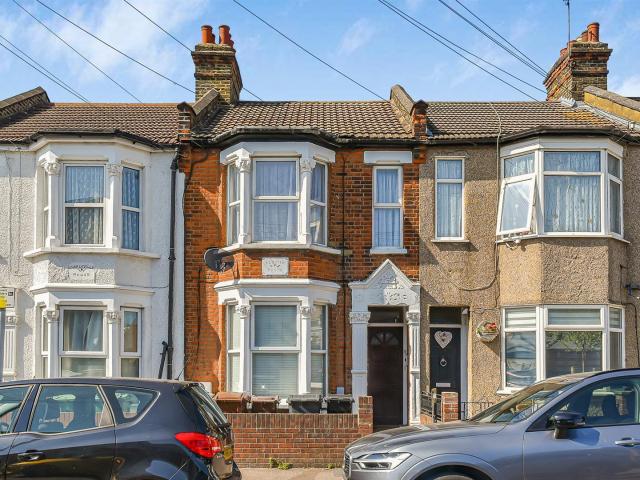 Apartment at Tavistock Avenue, Greater London