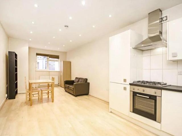 Apartment at Temple Fortune Lane, Greater London