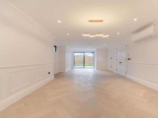 Apartment at Temple Fortune Lane, Greater London