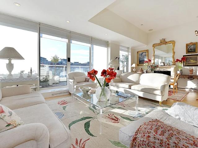 Apartment at Thames Avenue, Greater London