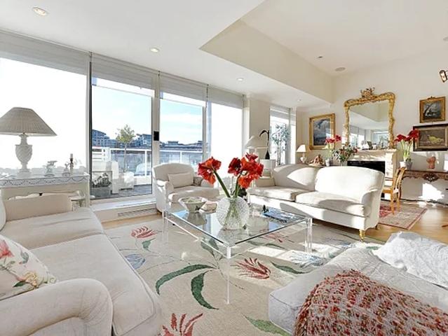 Apartment at Thames Avenue, Greater London