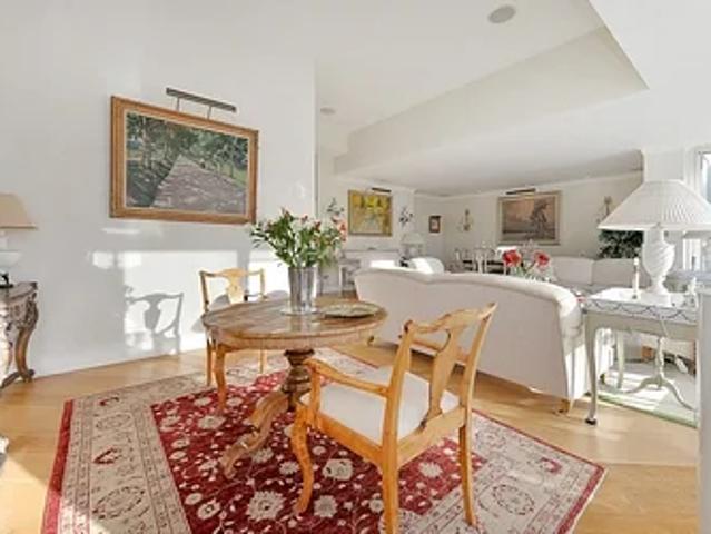 Apartment at Thames Avenue, Greater London