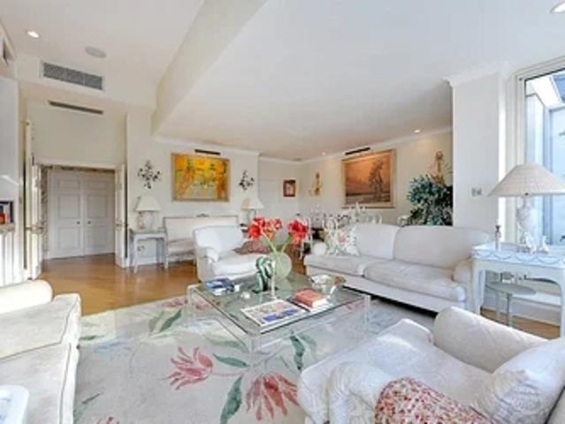 Apartment at Thames Avenue, Greater London