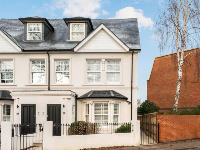 Apartment at Thames Street, Elmbridge