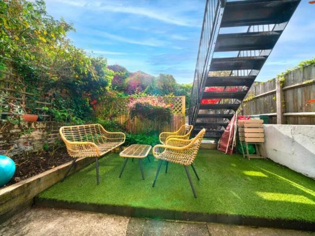 Apartment at Thane Villas, Greater London