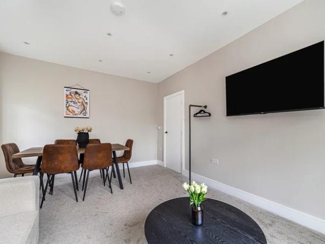 Apartment at The Avenue, Greater London