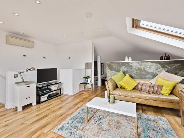 Apartment at The Barons, London